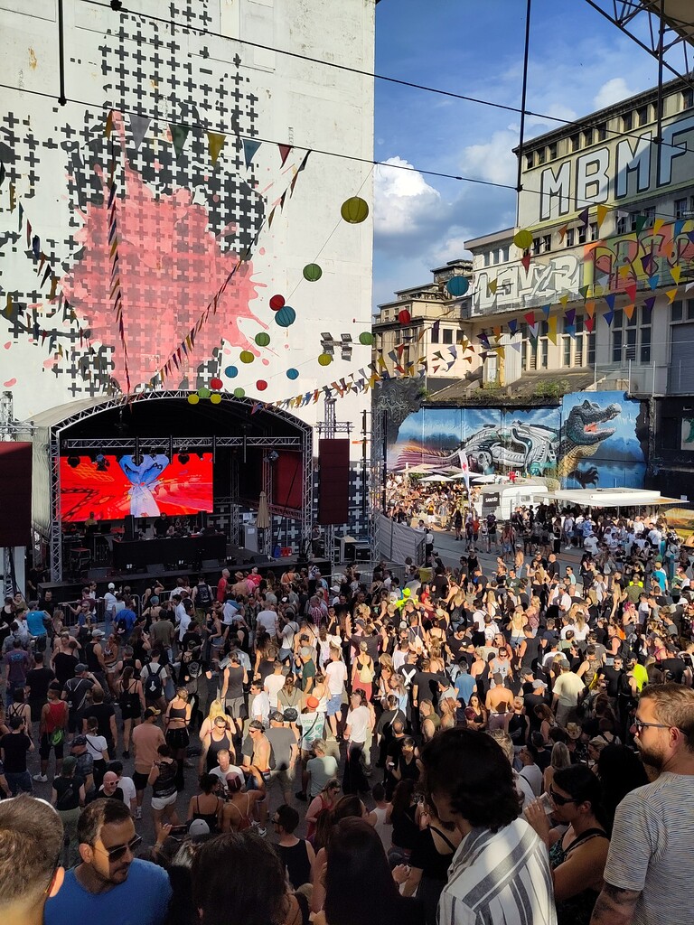 Barfuss an Techno-Festival auf Fabrikgelände - Allgemein - barfuss-life ...